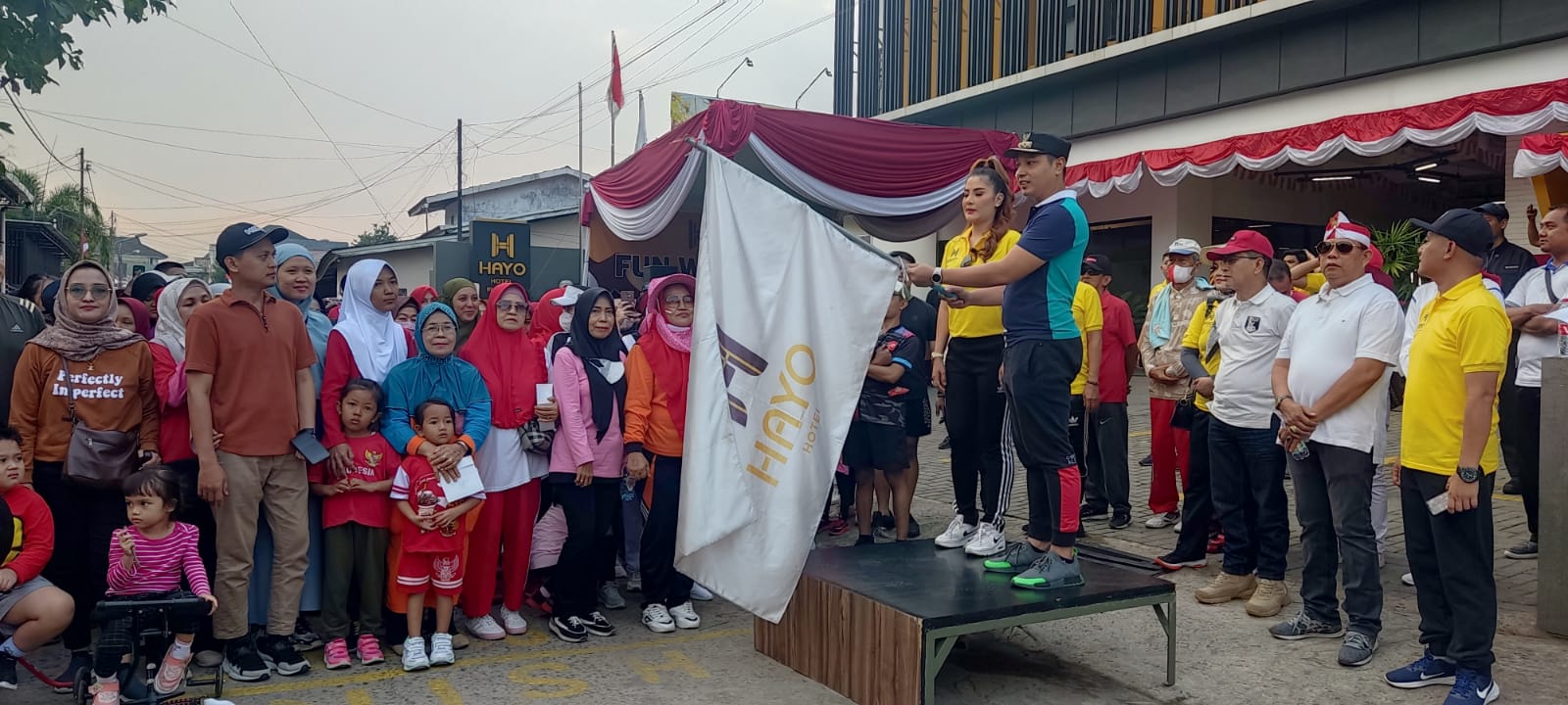 Semerakkan HUT RI ke 78, Hayo Hotel Palembang Gelar Jalan Sehat ...