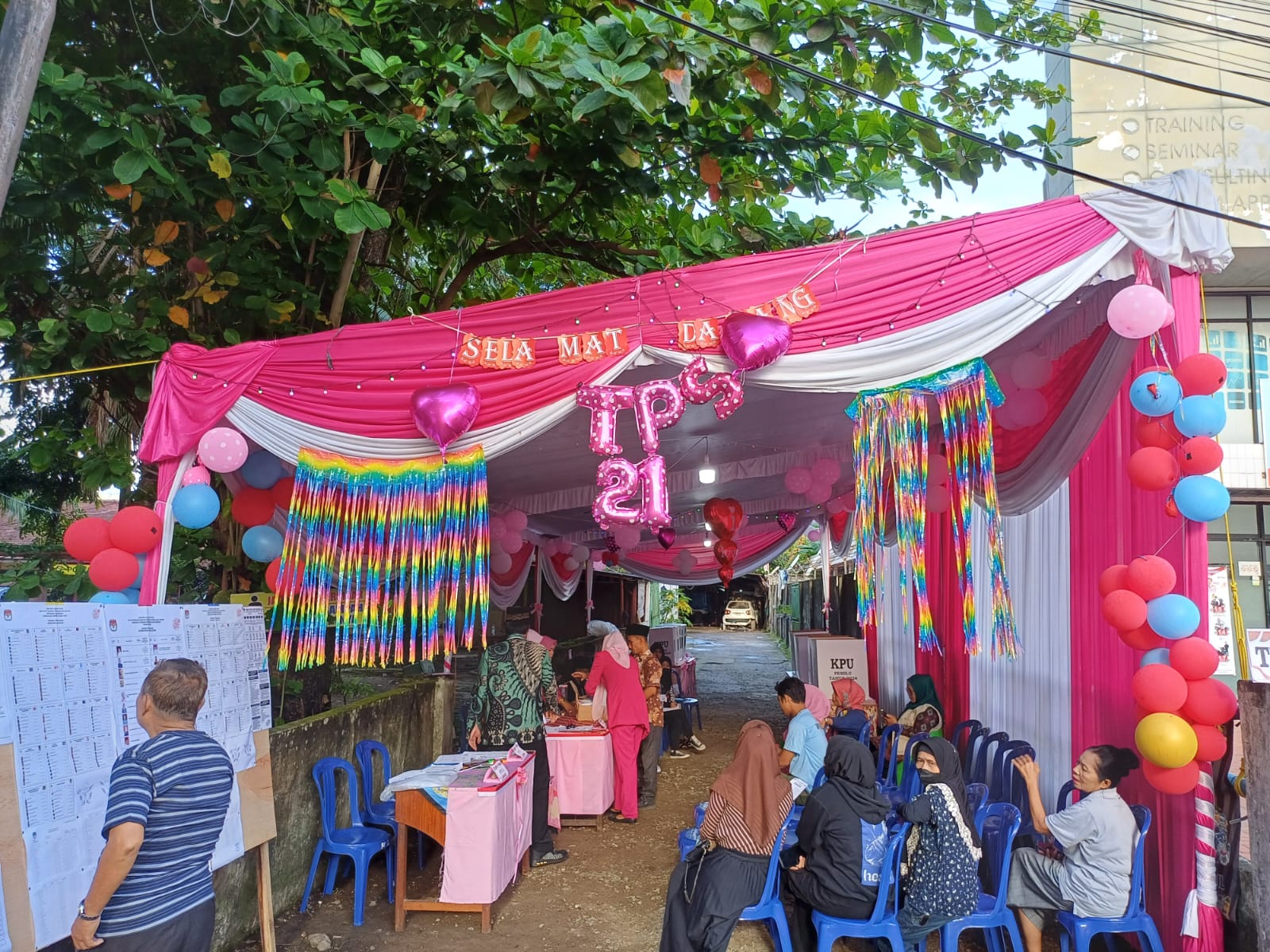 TPS Unik Serba Pink di Kancil Putih Palembang, Bagikan Cokelat Usai ...
